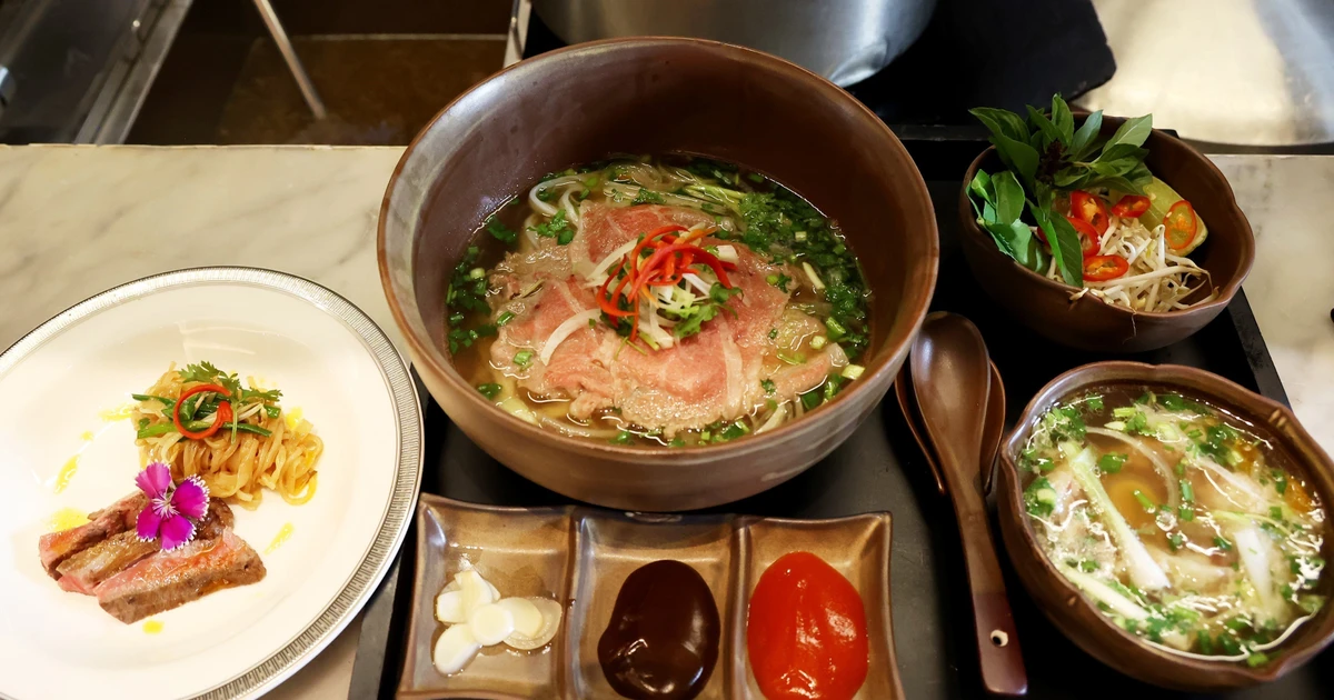 Disfrute de un combo de Pho en la "azotea" de Ciudad Ho Chi Minh ...