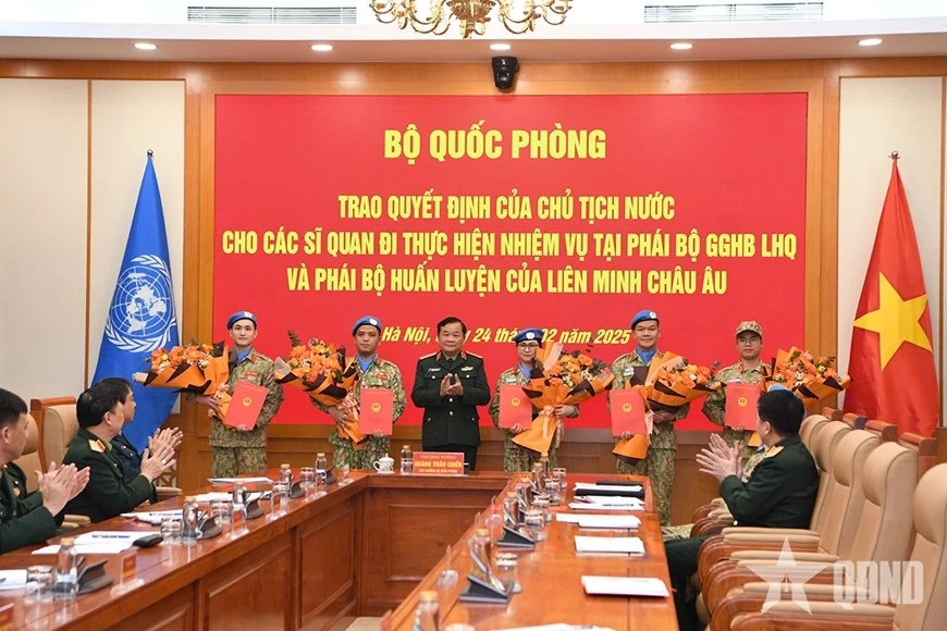 Entregan a oficiales vietnamitas la decisión presidencial para misiones de mantenimiento de paz ...