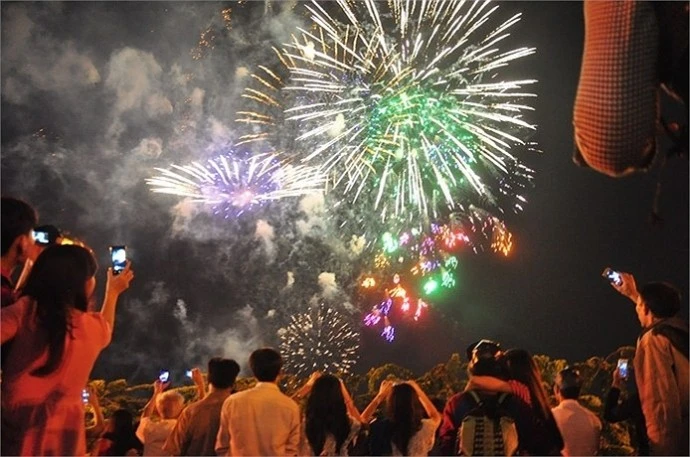 Costumbres tradicionales de familias vietnamitas en la Nochevieja | Vietnam+ (VietnamPlus)